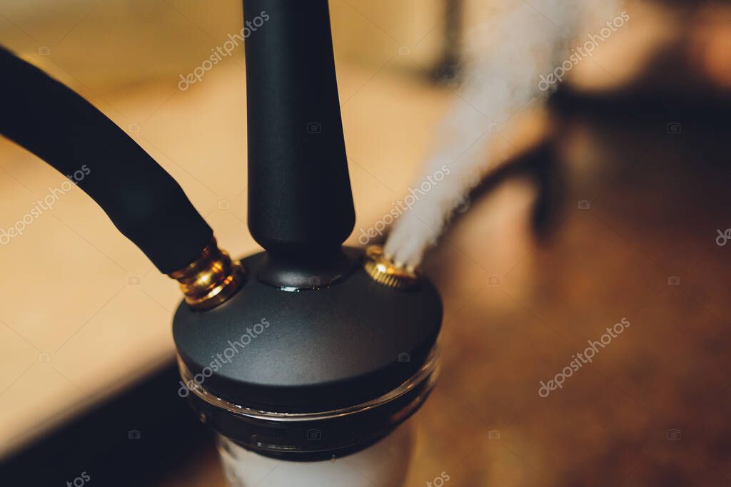 Shisha Hookah con carbones al rojo vivo. Chispas de respirar. Hookah ...