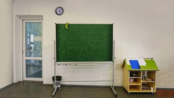 Escuela Moderna Típica Fotos De Stock Imágenes De Escuela Moderna Típica Sin Royalties