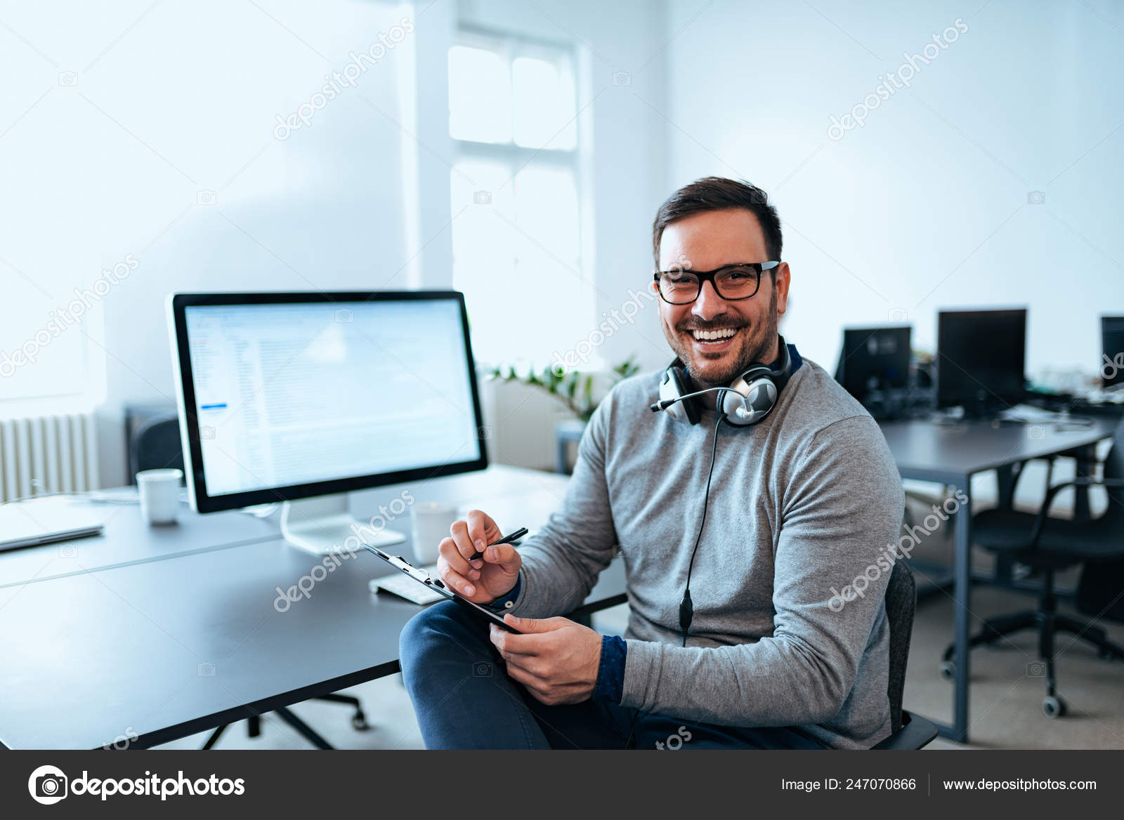 Retrato Desarrollador Software Que Trabaja Una Oficina Moderna — Foto de stock #247070866 © bnenin