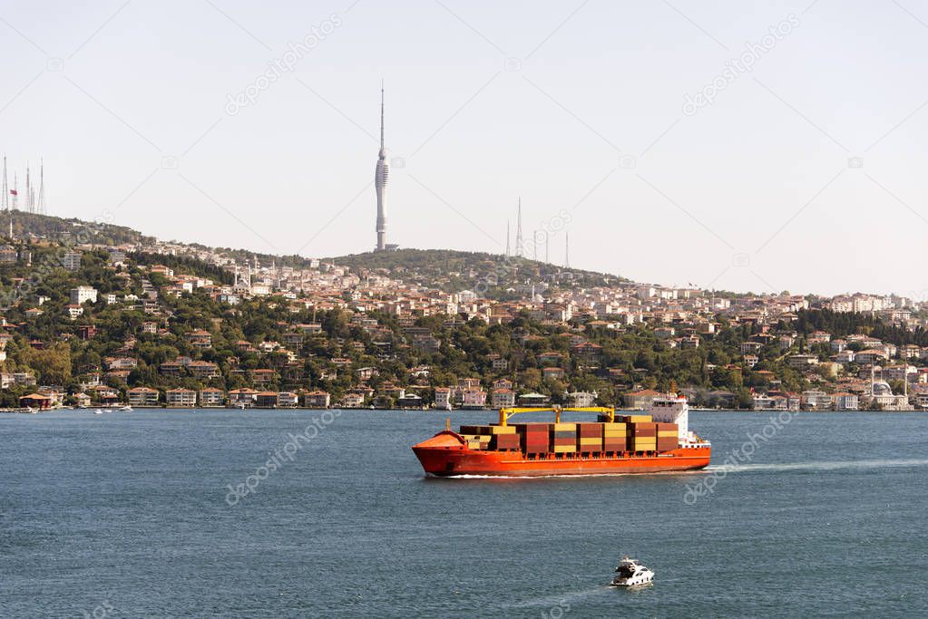 Un gran petrolero con contenedores pasando por el bosforo de Estambul ...