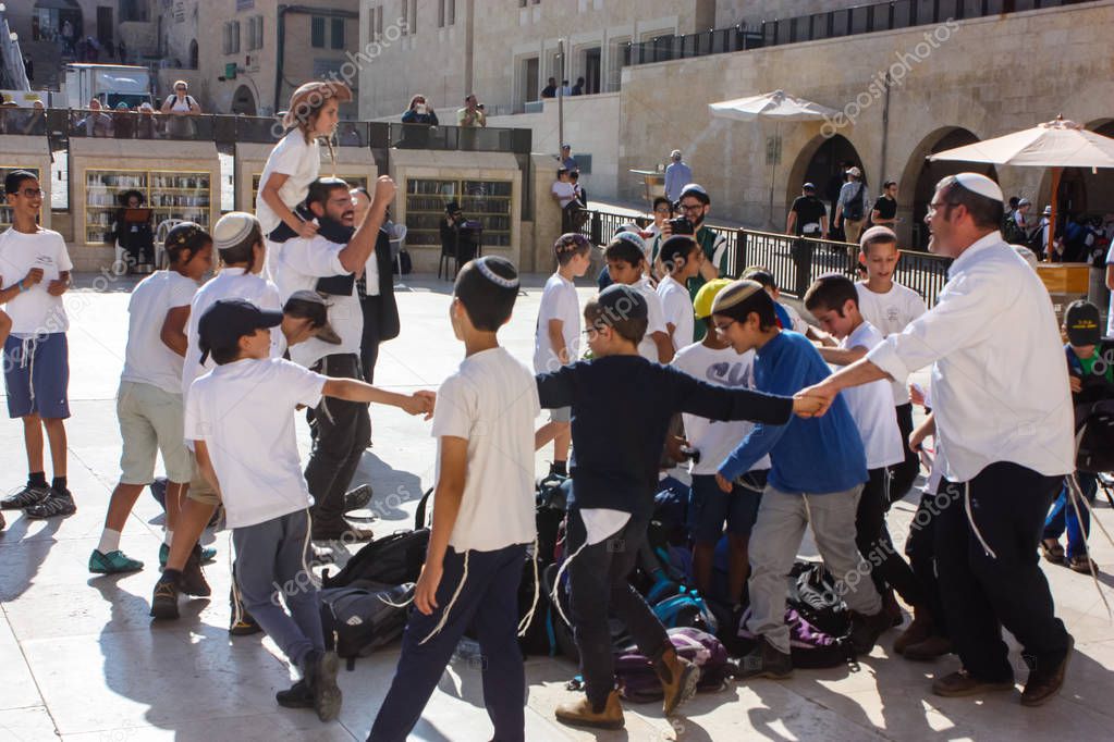 Jerusalén Israel mayo 14, 2018 Niños desconocidos bailando frente al ...