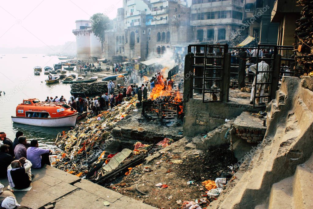 Varanasi India noviembre 10, 2018 Vista de la ceremonia de cremación de ...