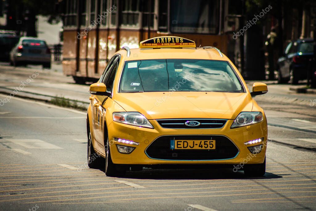 Budapest Hungría julio 11, 2020 Vista de un taxi húngaro amarillo ...