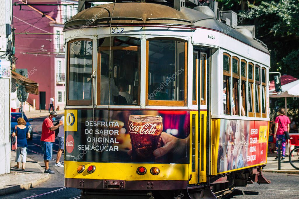 Lisboa Portugal 24 de julio de 2020 Vista de un tranvía eléctrico ...