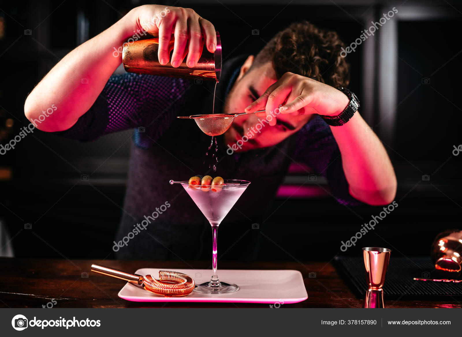 Bartender Profesional Preparando Martini Con Aceitunas Mostrador Bar Martini Vodka — Foto de ...