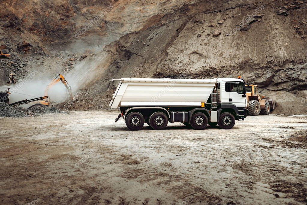 Camiones volquete industriales que trabajan en la construcción de ...