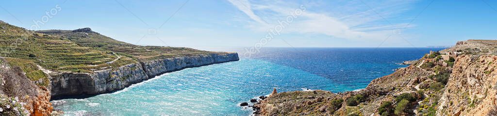 Vista panorámica de la bahía de Fomm Ir-Rih con agua azul del mar ...