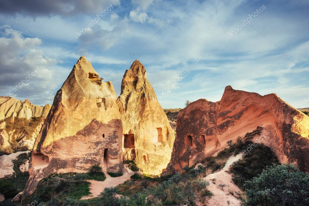 Formaciones geológicas únicas en el valle de Capadocia, Anatolia ...