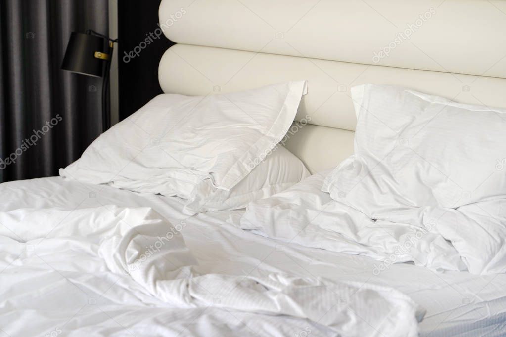 Cama arrugada en el hotel. Primer plano de la cama inacabada o ...