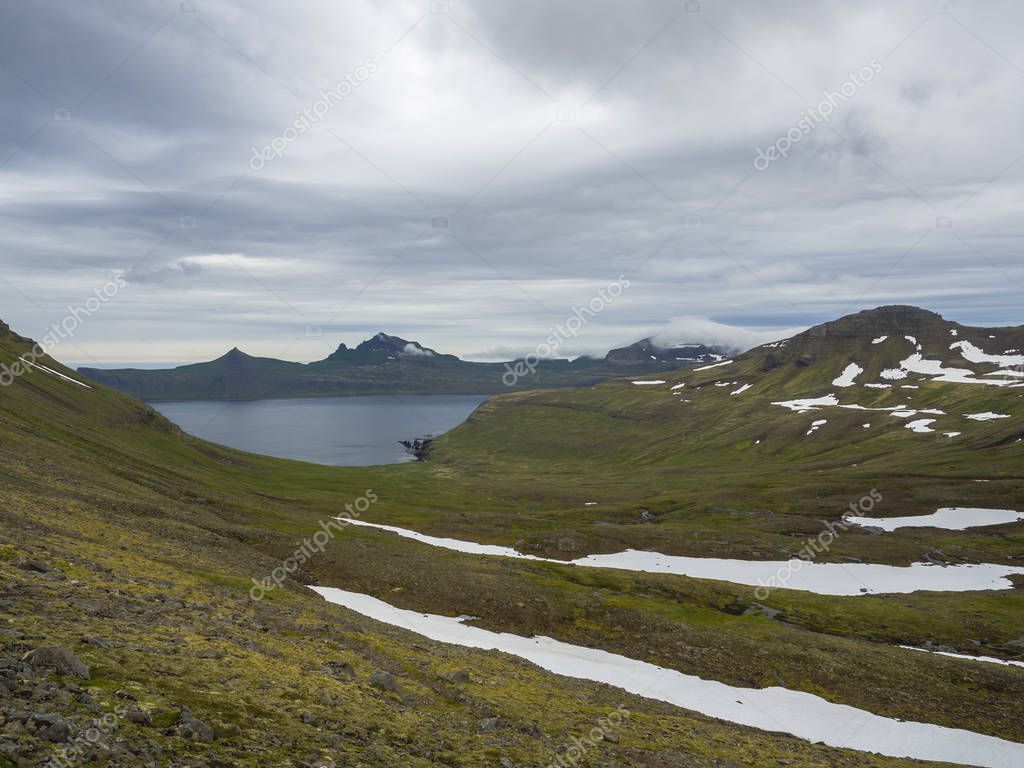 Vista panorámica de hermosos acantilados de Hornbjarg en fiordos del ...