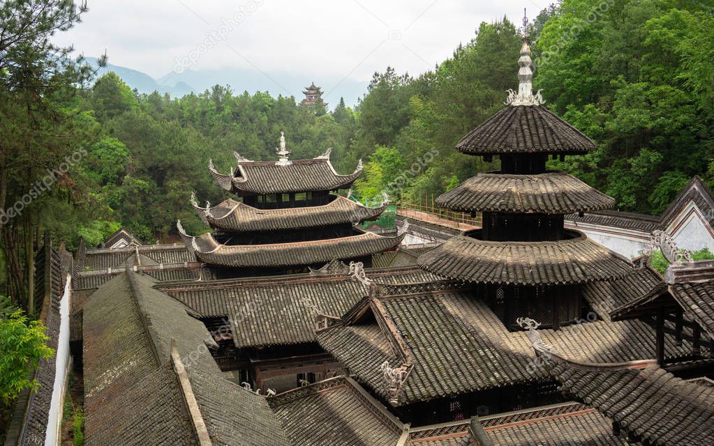 Vista de los tejados del palacio en la antigua ciudad imperial de Enshi ...