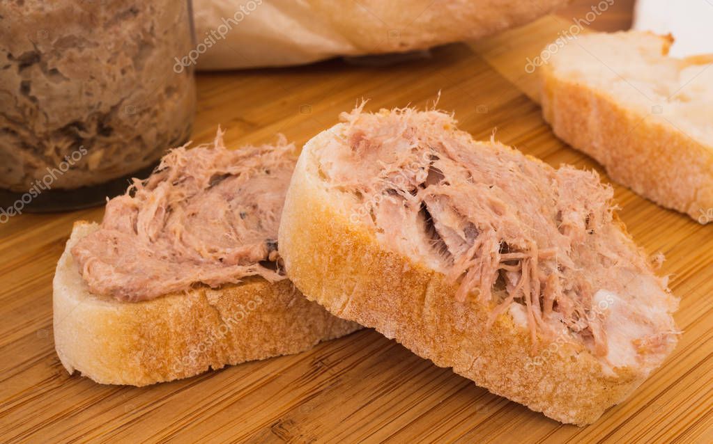 Dos Rillettes caseros de carne francesa untada de cerdo en una macro ... Dos Rillettes caseros de carne francesa untada de cerdo en una macro ...