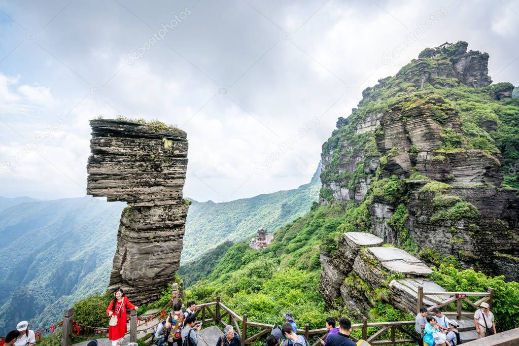 Turistas chinos frente a la roca en forma de hongo y vista o 2023