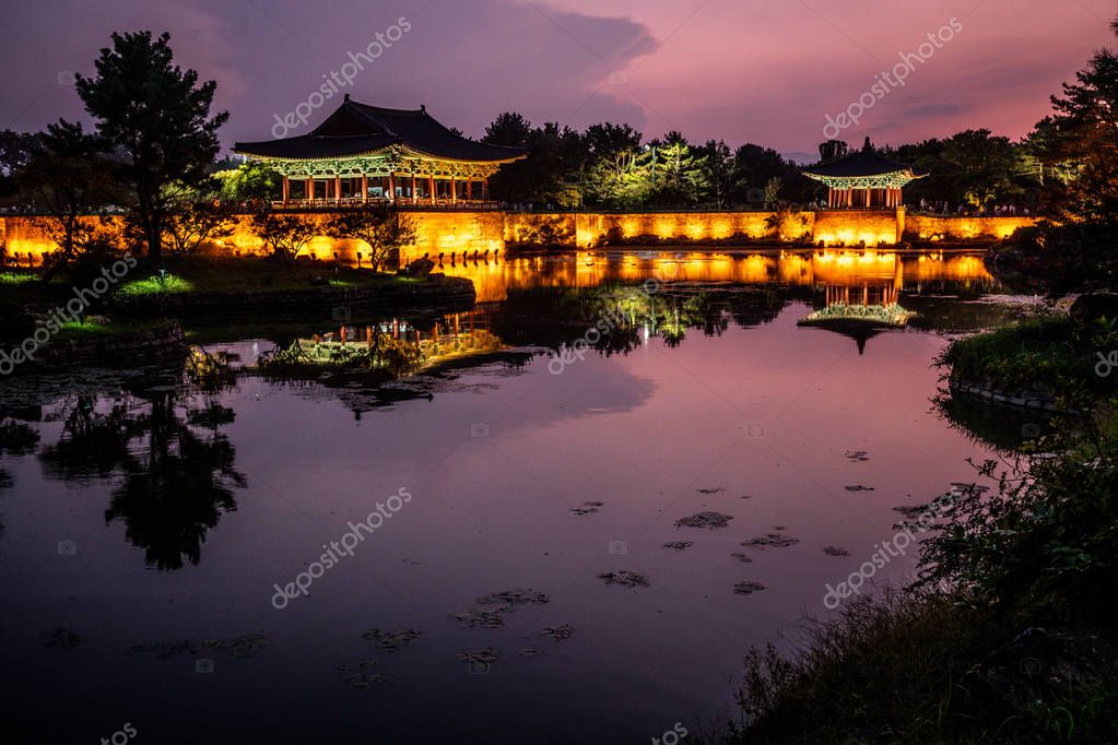 Vista panorámica del estanque de Anapji o Wolji y palacio iluminado de ...