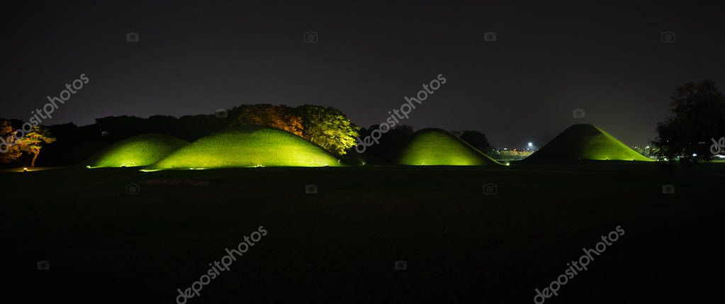 Vista panorámica de los tumuli iluminados de Inwang-dong por la noche ...