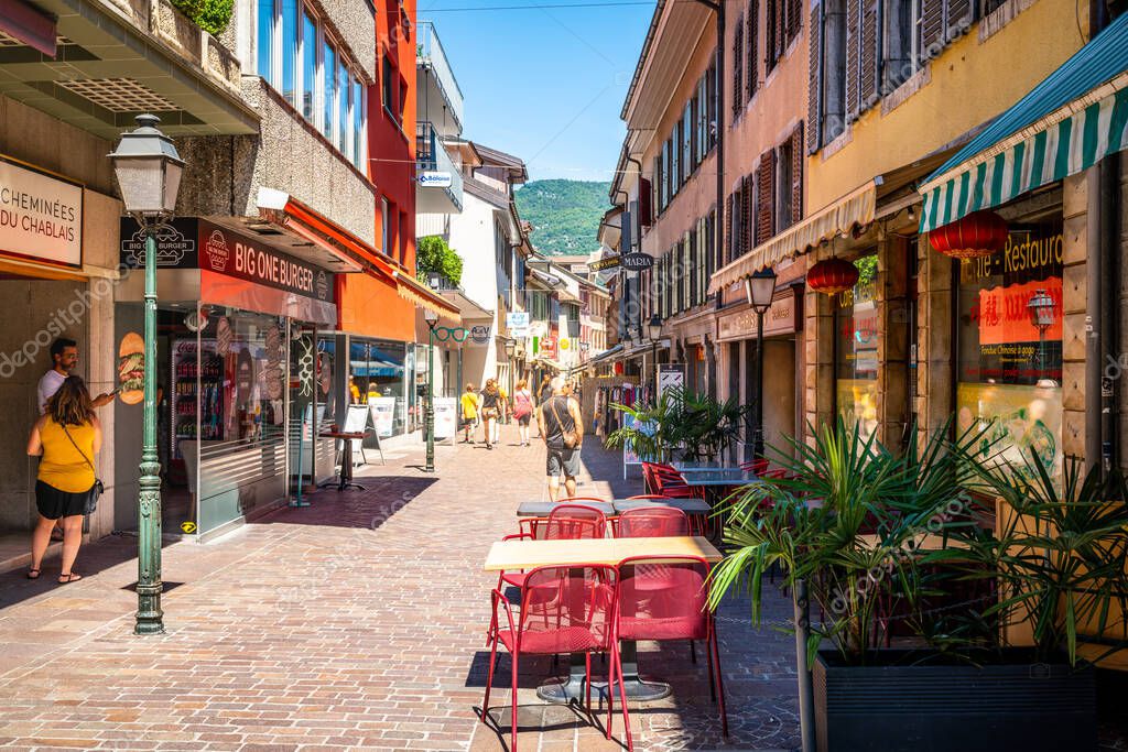 Aigle Suiza, 4 de julio de 2020: vista a la calle peatonal con ...
