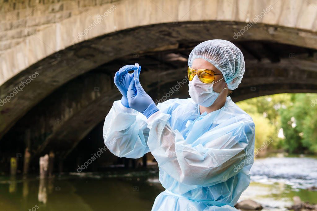 ecologista mujer o especialista en enfermedades infecciosas mira un tes ...