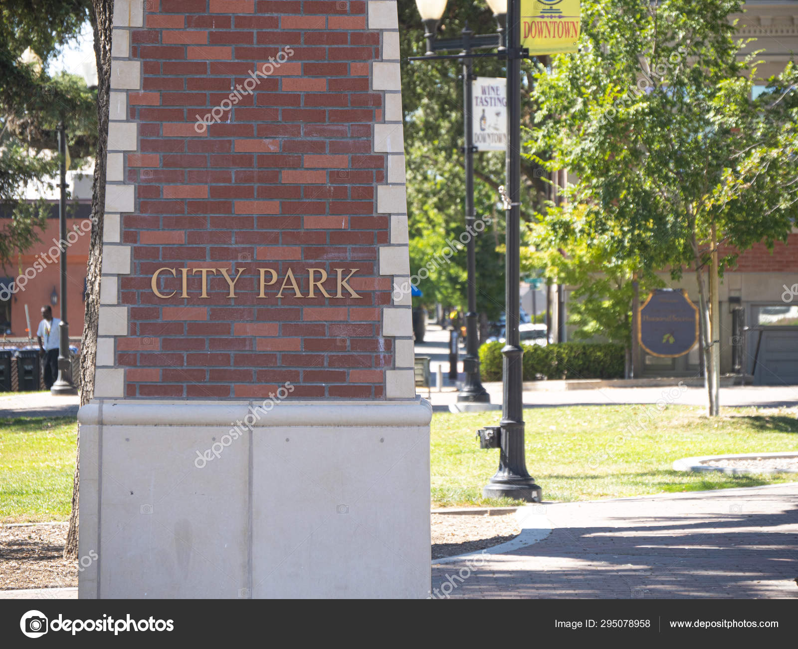 CITY PARK Signage On Structure In Town Square — Stock Photo ...