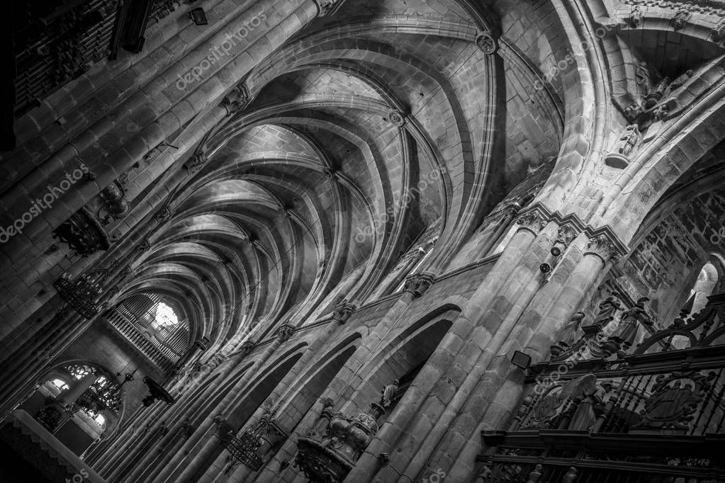 Arquitectura gótica medieval dentro de una catedral en España. Piedras ...