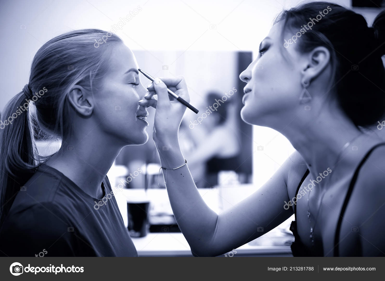 Professional Make Beauty Salon Master Doing Make Beautiful Model Salon ...