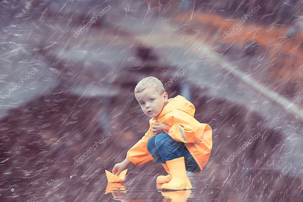 barco de papel en un charco de lluvia / otoño concepto de clima ...