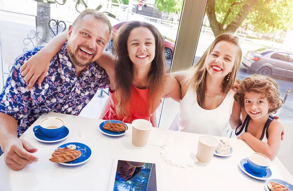 Familia disfrutando de la merienda en Café Together.Positive amigable ...