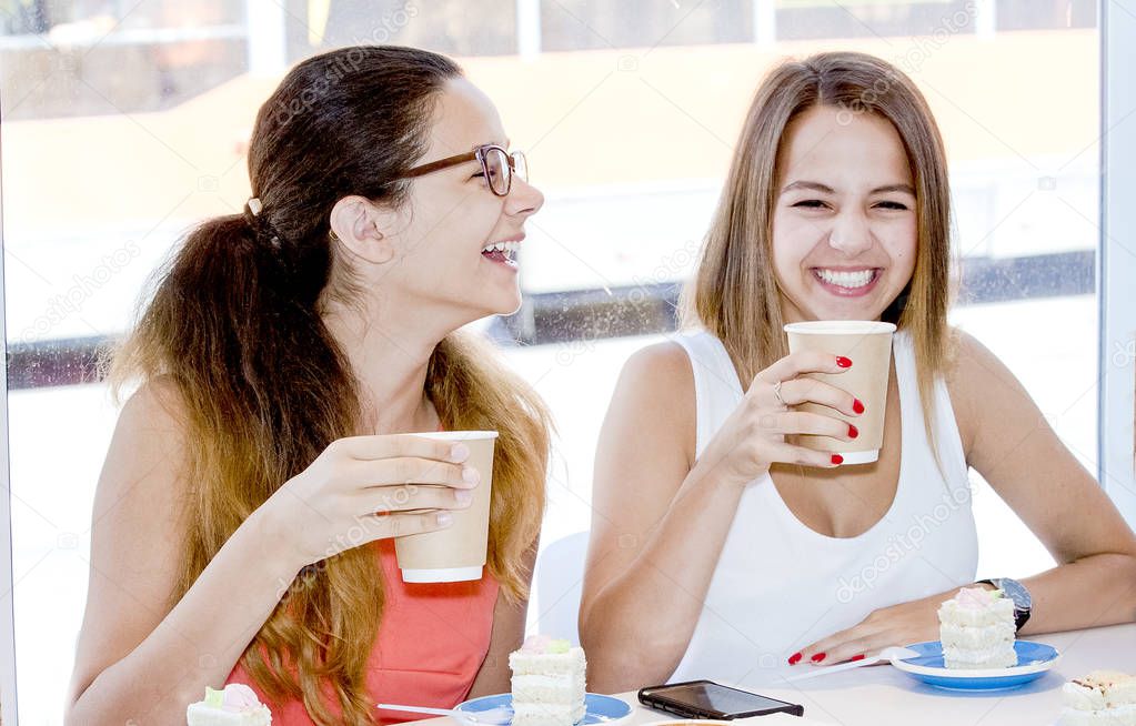 Dos amigos felices teniendo una conversación informal sentados en la ...