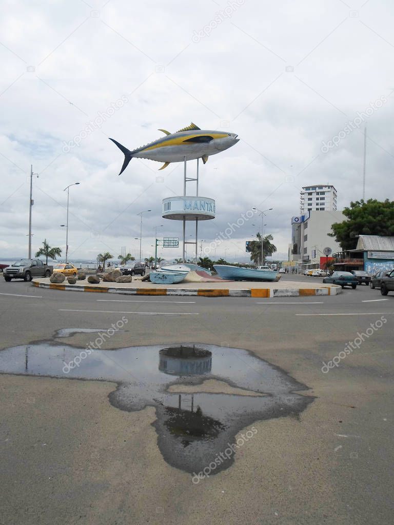 MANTA, ECUADOR - 18 DE MARZO DE 2015: Monumento al atún en el puerto de ...