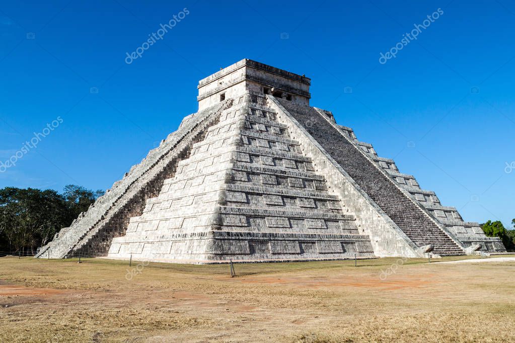 Pirámide Kukulkan en el sitio arqueológico maya Chichén Itzá, México 2022