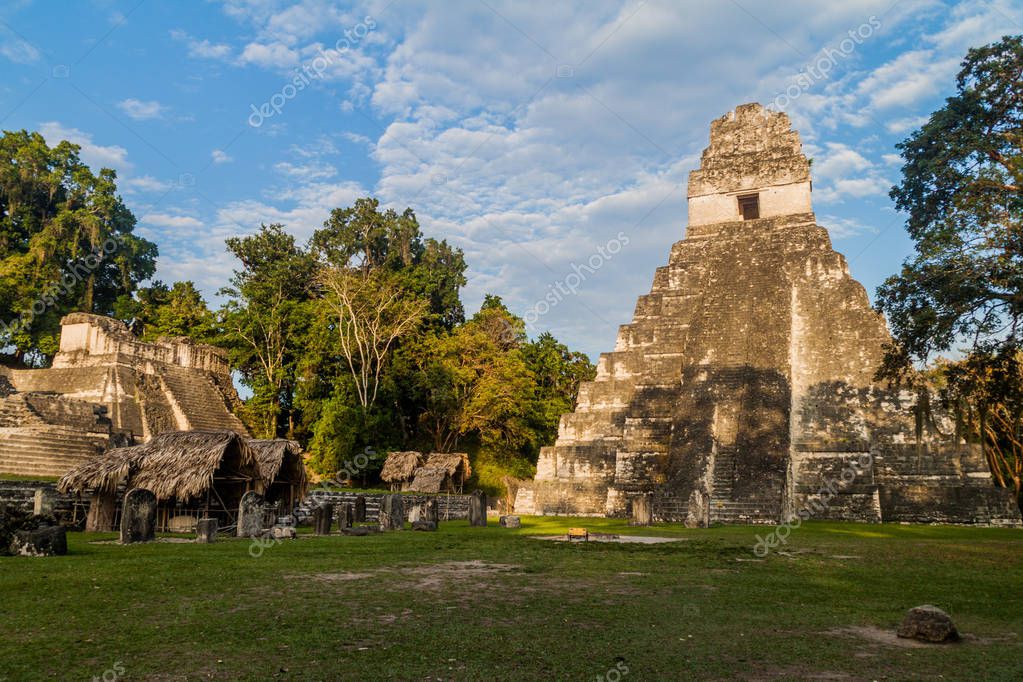Gran Plaza y Templo I en el sitio arqueológico Tikal, Guatemala 2024