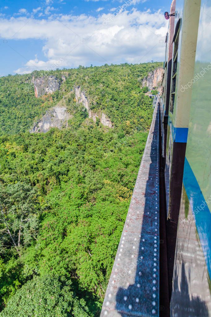 Vista desde un tren que cruza el viaducto de Gokteik (Gok Teik) en la ...