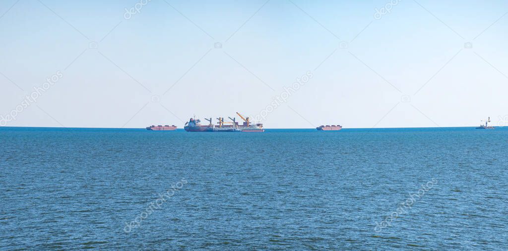 Horizonte marítimo con panorama de buques de carga 2022