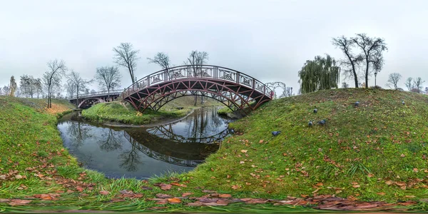 Estacione en otoño con cielo oscuro, río y puente Paisaje feo. Panorama ...