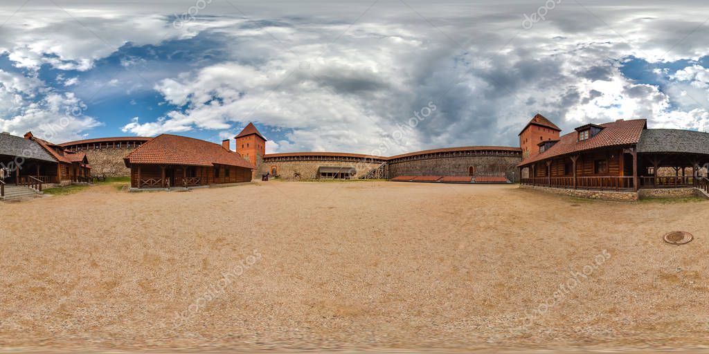 Patio de castillo medieval en verano con cielo azul. Panorama esférico ...