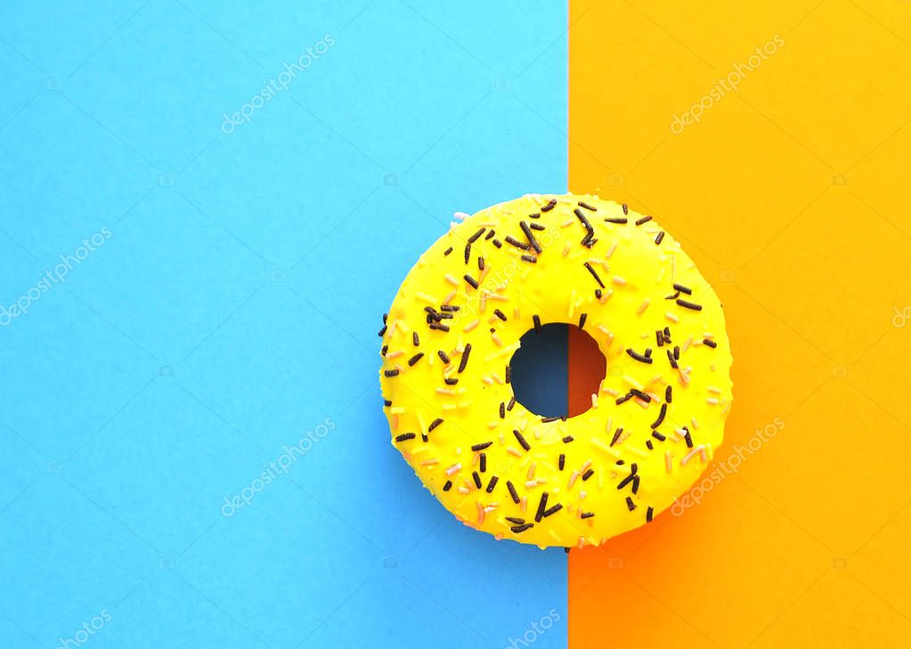 Deliciosa dona sobre fondo de color. Concepto del Día Nacional del ...