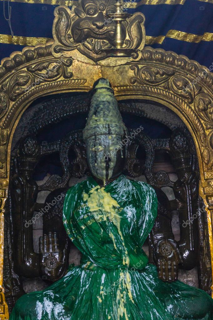 Belur, Karnataka, India - 2 de noviembre de 2013: Templo Chennakeshava ...