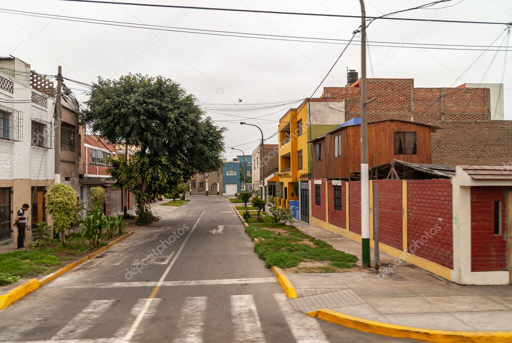 Lima, Perú - 4 de diciembre de 2008: Vivienda sencilla en calle vacía ...