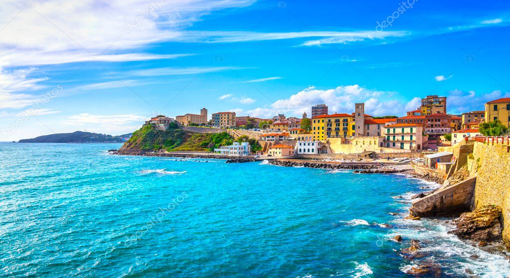 Vista del paseo marítimo de Piombino desde piazza bovio. Maremma ...