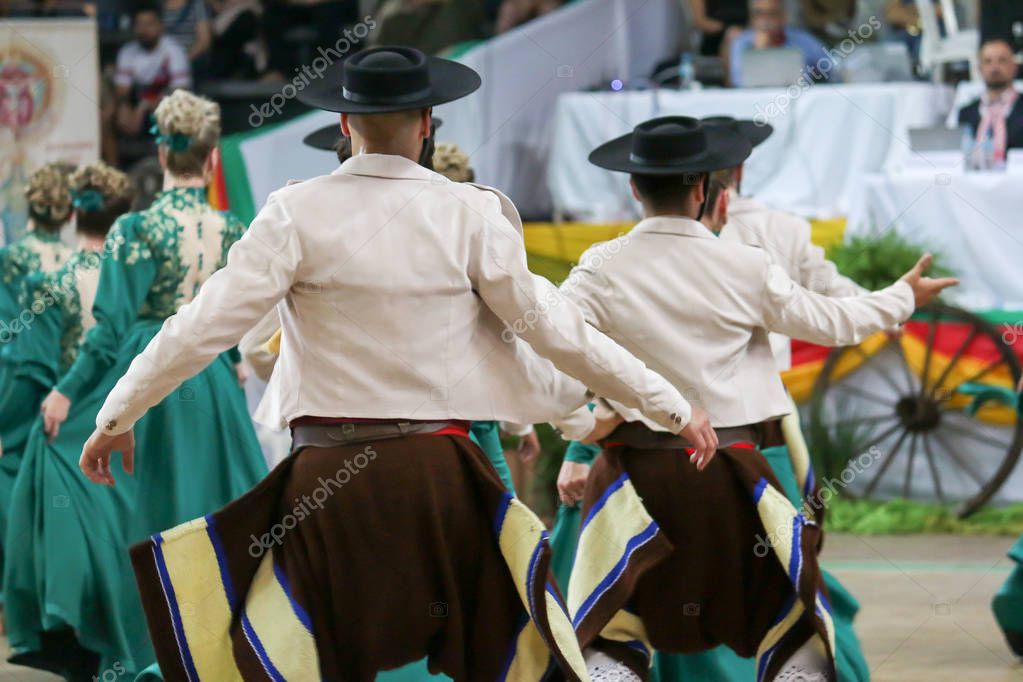 Bailarines gauchos actuando sobre sus espaldas. 2022