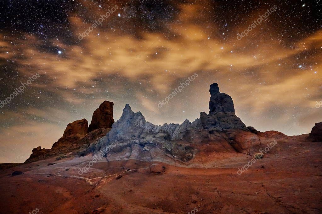 cielo nocturno con vía láctea en el cráter de teida, tenerife, España 2023