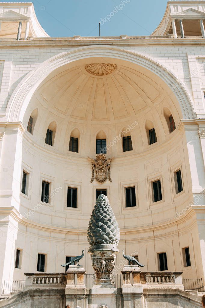 Ciudad del Vaticano, Plaza de San Pedro. La vista desde la parte ...