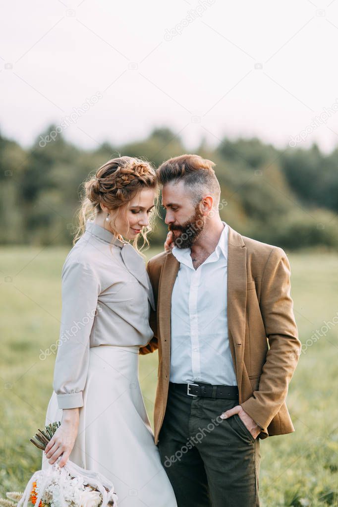 Boda al estilo americano, en un rancho con un caballo. Caminar parejas ...
