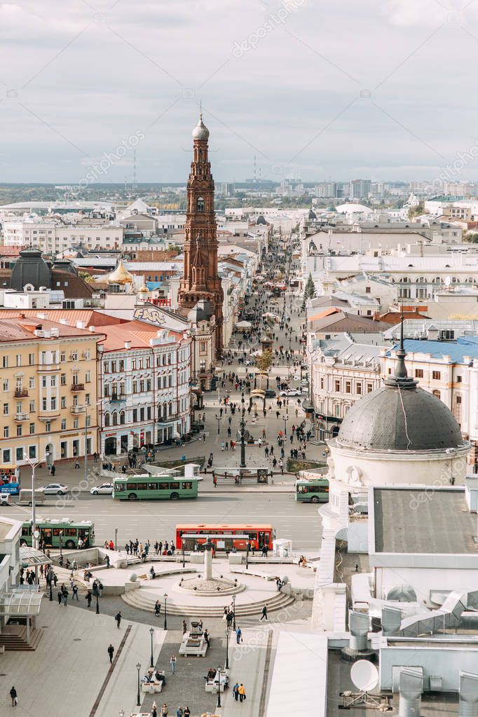 vista panorámica de Kazán desde un edificio alto. Las calles y las ...