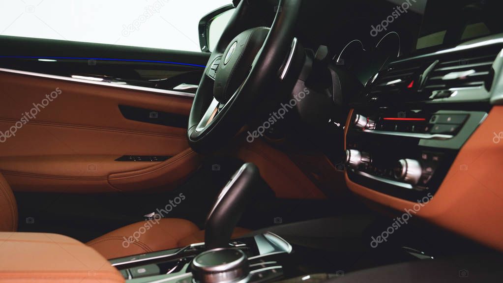 Se muestran de cerca las diferentes partes del interior del coche ...