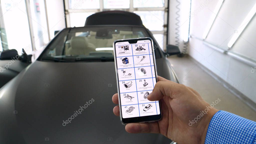 En el contexto de un coche en un garaje, un hombre pide piezas a través ...