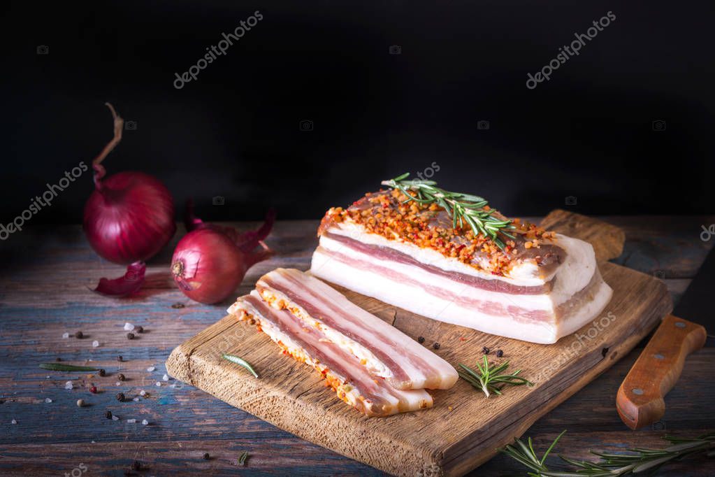 Trozos de tocino salado sobre fondo oscuro. Comida saludable con ...