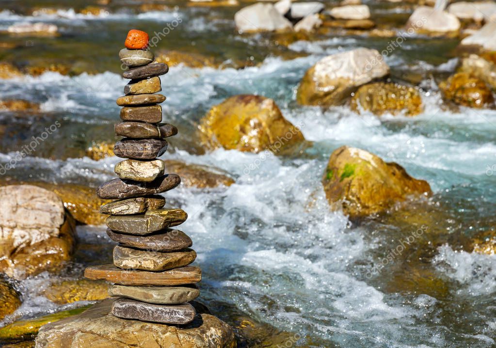 Gran pirámide de piedras en un primer plano de un río de montaña 2022