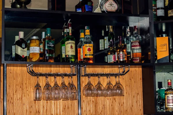 Estanterias botellas bar fotos de stock, imágenes de Estanterias ...