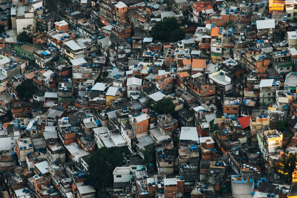 Brasil, Río de Janeiro. Una vista desde arriba de la favela, los ...