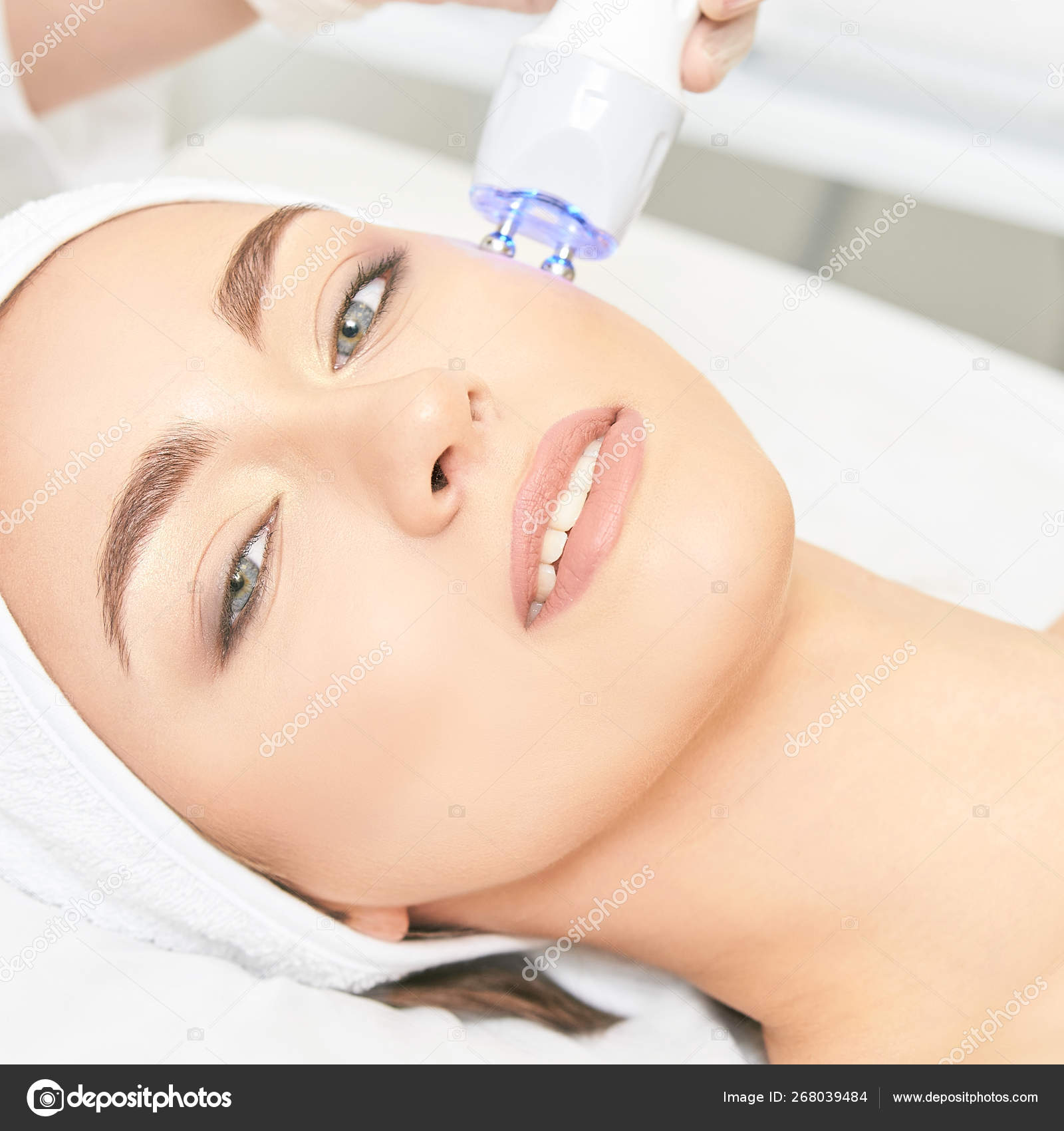 Light infrared therapy. Cosmetology head procedure. Beauty woman face ...